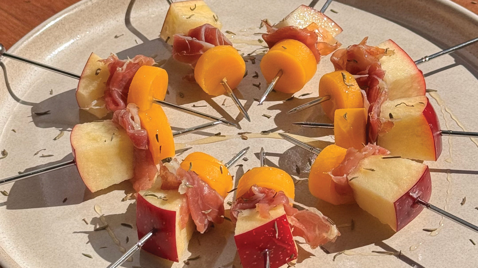 Apple, Cheddar, and Prosciutto Skewers – Yes! Apples